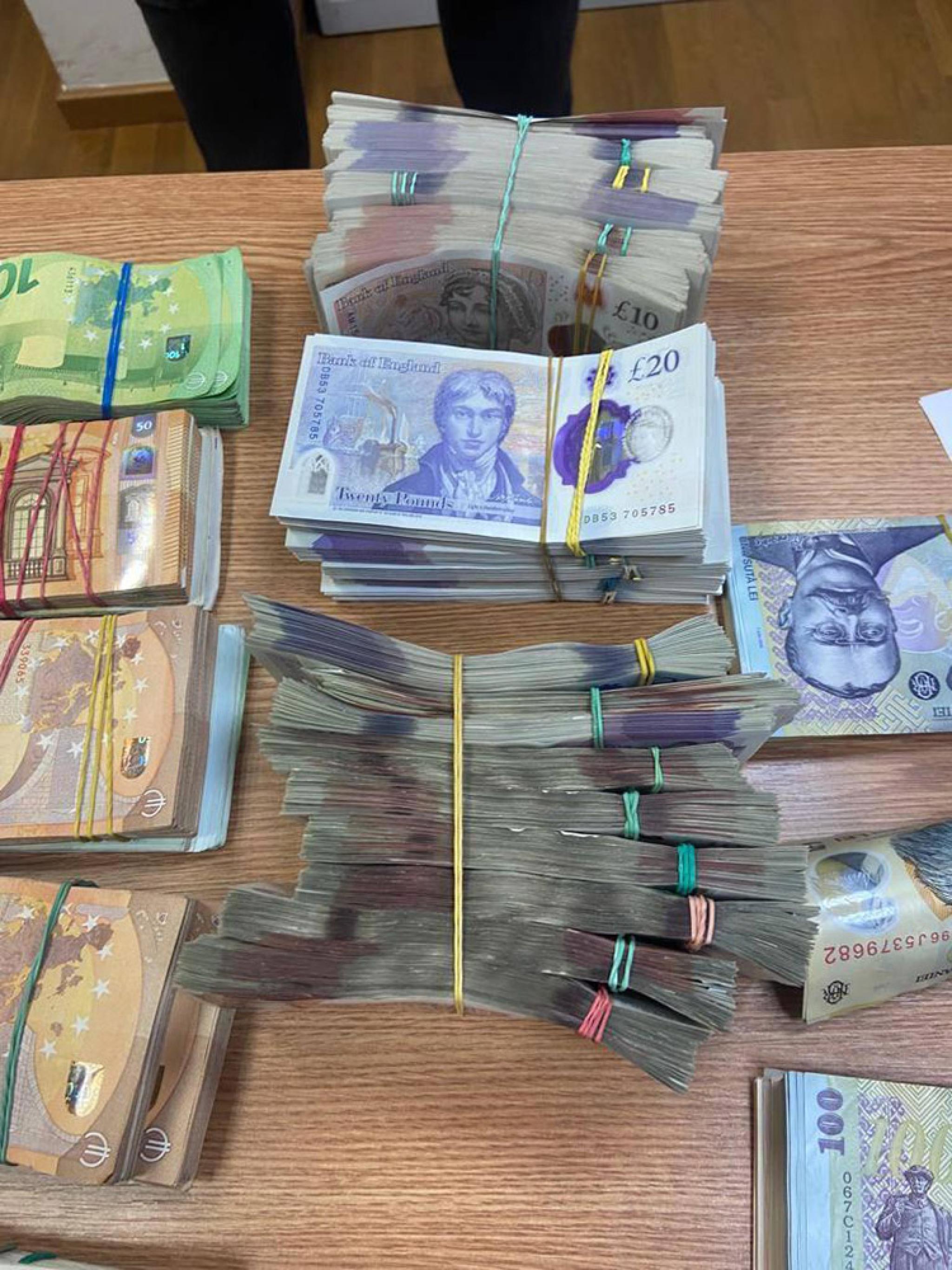 Local Sumele De 60000 De Euro Si 30000 De Lire Sterline Ridicate Din Local Sumele De 60000 De Euro Si 30000 De Lire Sterline Ridicate Din